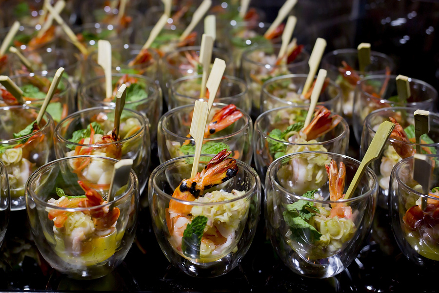 Amuse met rode biet, gerookte paling , zure room - Delicatessen Chris ...